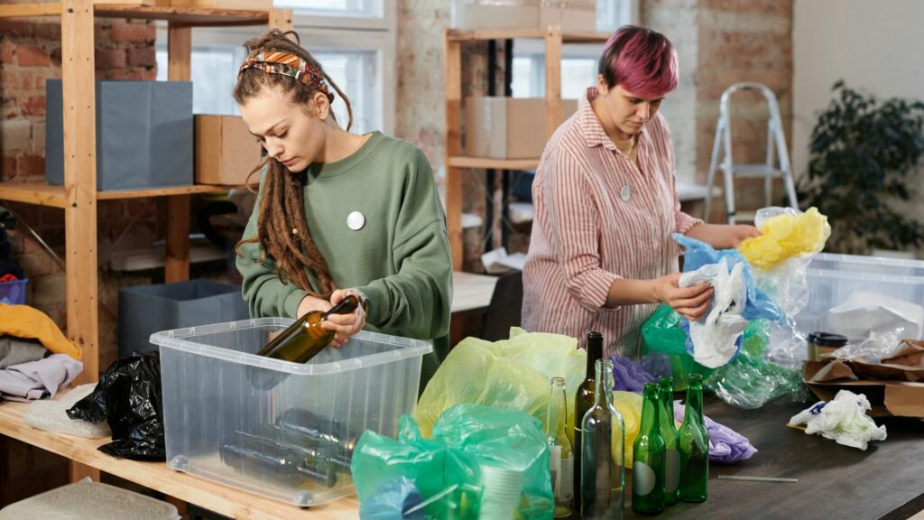 Comprendre les Codes Couleurs des Poubelles pour le Recyclage